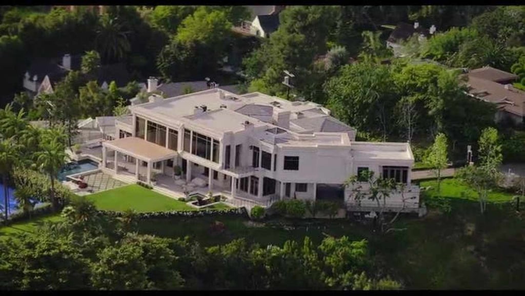Are LeBron James’ IRL mansion and family in Space Jam: A New Legacy? 4 ...