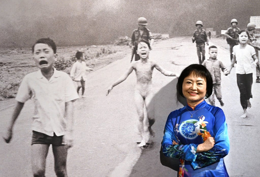 Vietnamese photographer Nick Ut gives Pope Francis famous Napalm Girl ...