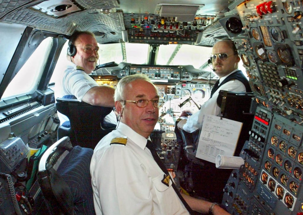 are there always two pilots on a plane
