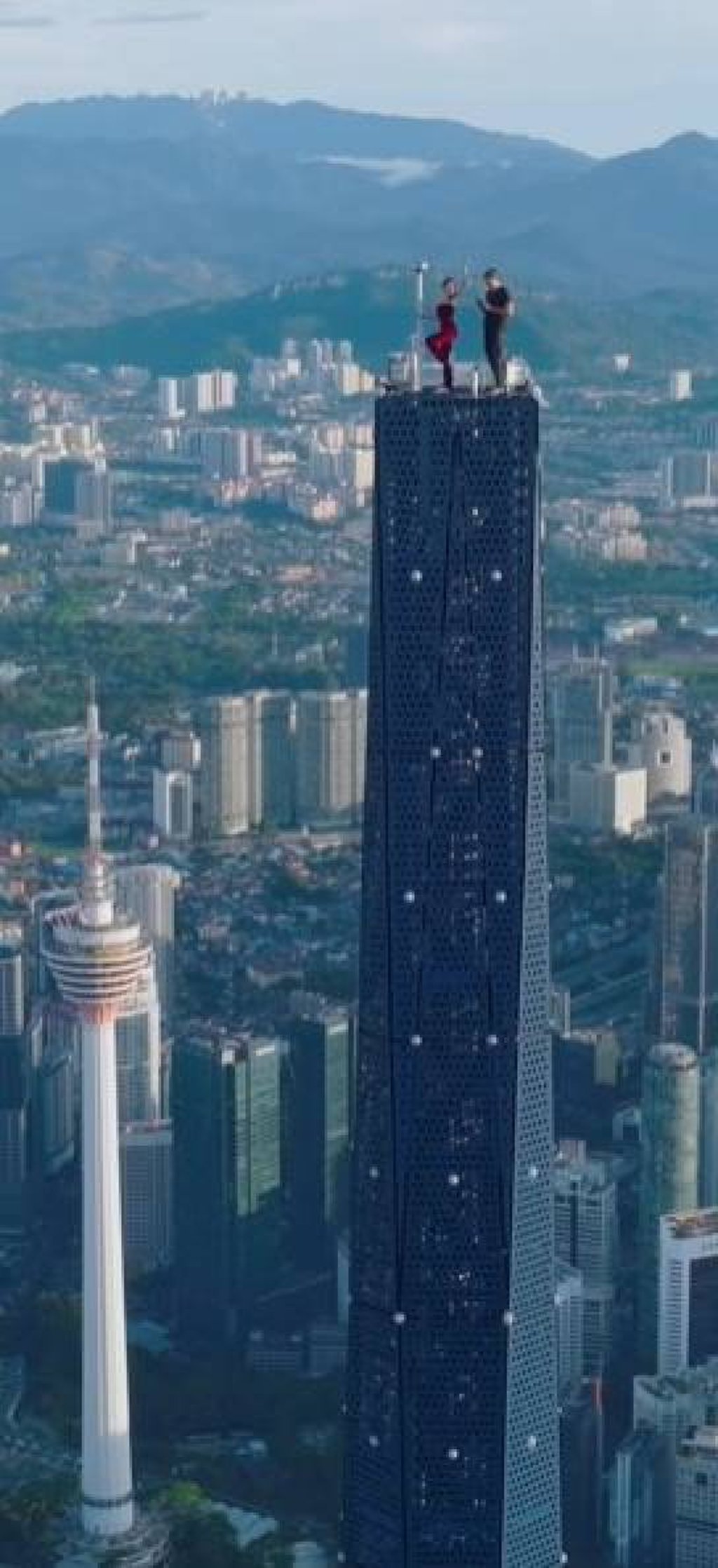 Malaysia investigates ‘daredevil’ Russian couple for climbing Merdeka ...