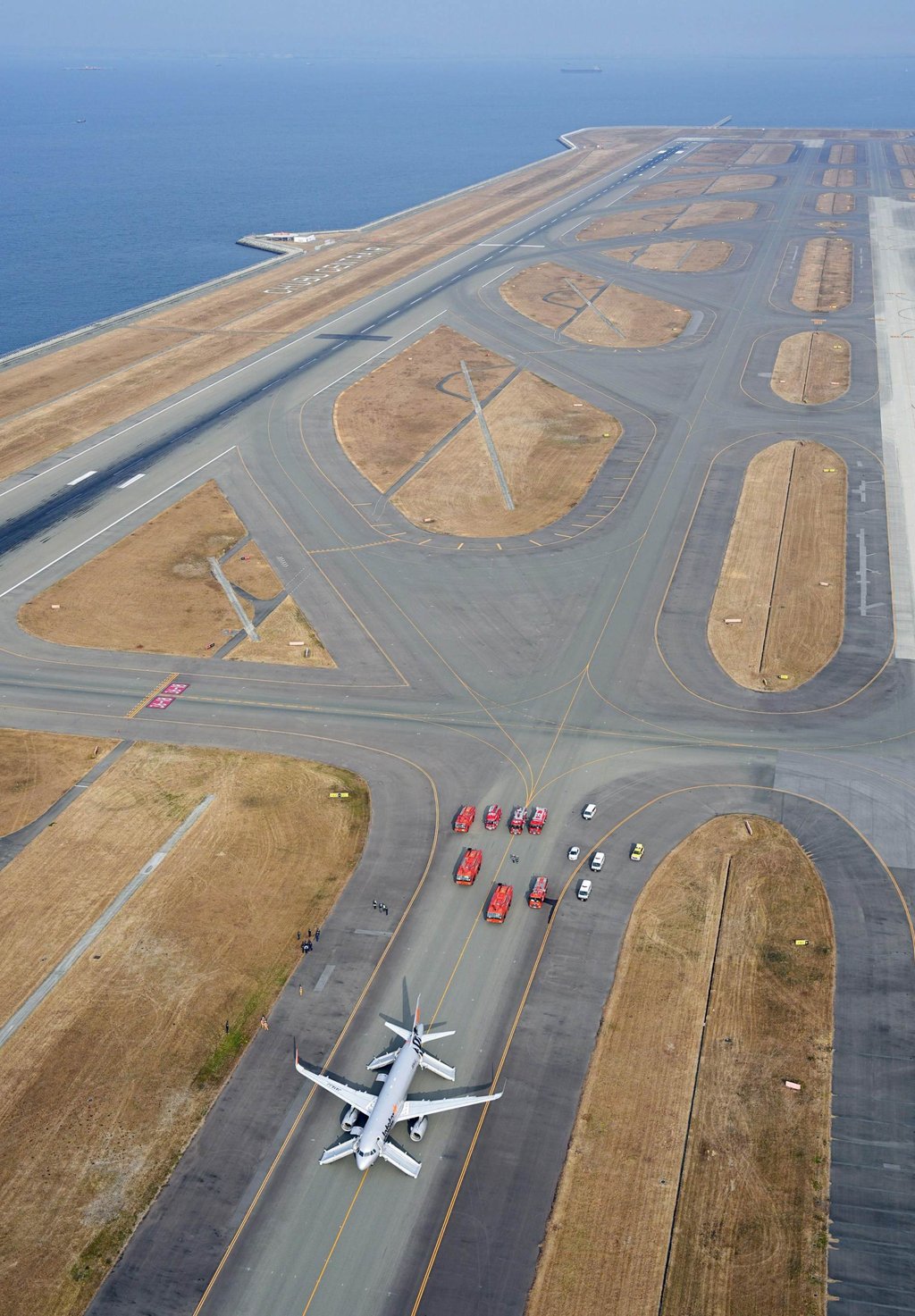 Jetstar plane makes emergency landing in Japan after bomb threat, 5 ...