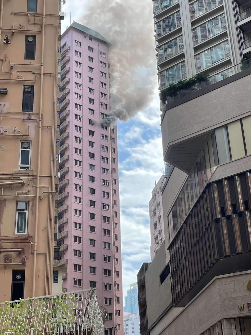 Woman, 70, dies after fire engulfs Hong Kong public housing flat | South China Morning Post