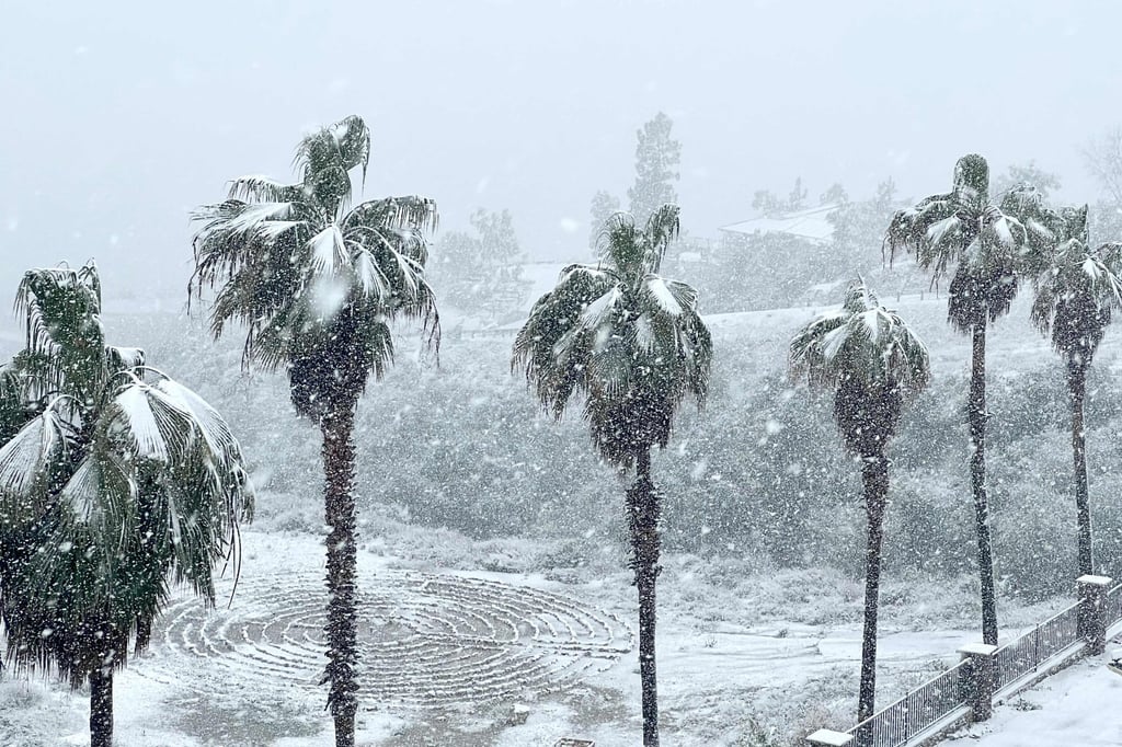 Los Angeles area blanketed by snow in rare heavy storm, thousands still ...