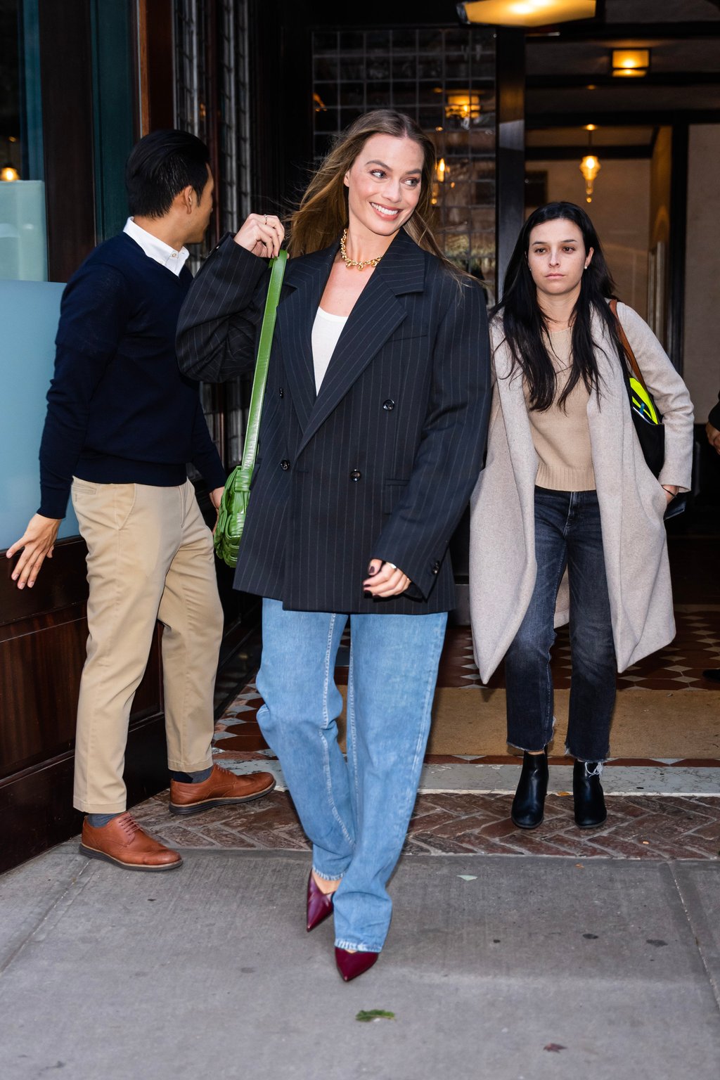 How to get Margot Robbie’s effortlessly cool New York look: recreate ...