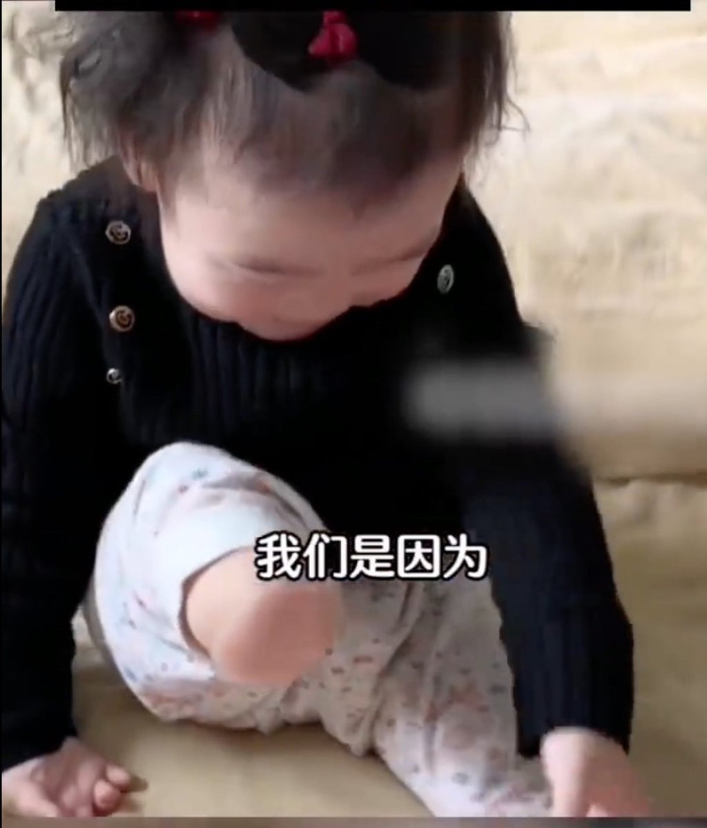 China toddler with 1 leg puts on own prosthetic leg for first time as ...