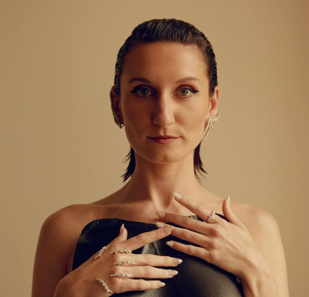 Meet Bridgerton’s Bessie Carter, who’s dating her co-star Sam Phillips ...