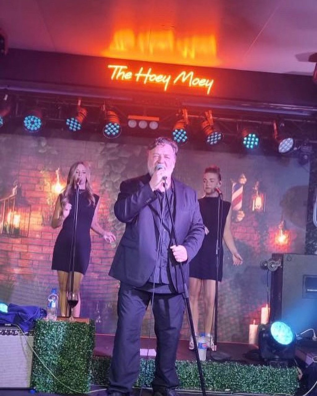 Meet Russell Crowe’s much younger American fiancée, Britney Theriot ...