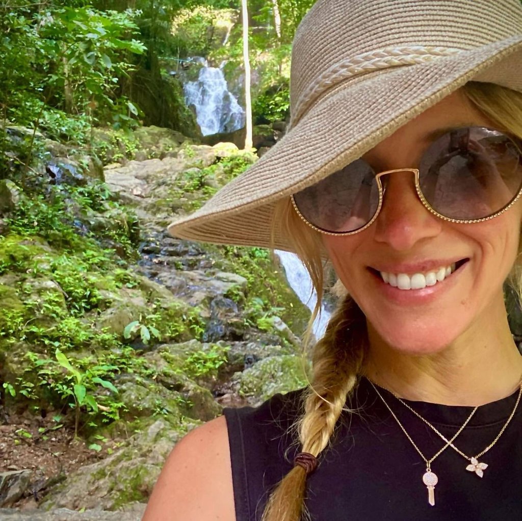 Meet Russell Crowe’s much younger American fiancée, Britney Theriot ...