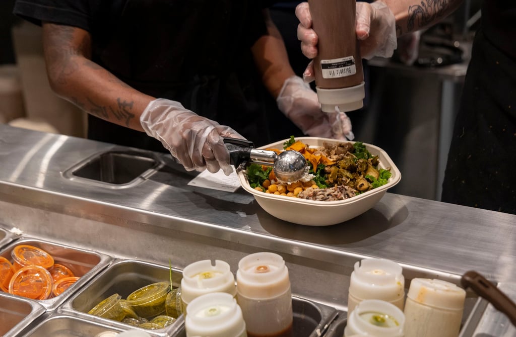 In this restaurant robots make salads. Why US chain Sweetgreen is ...