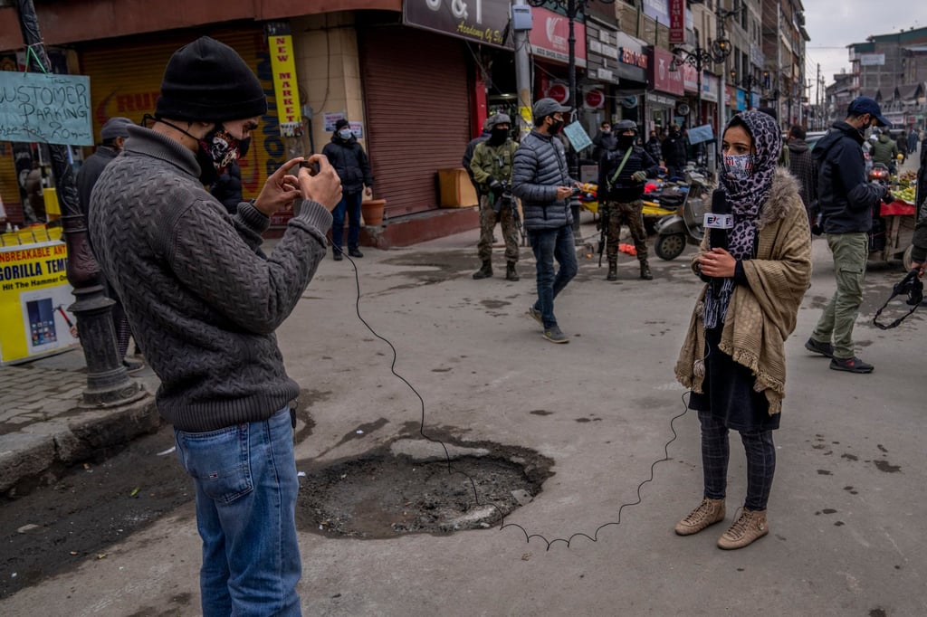 Indian Kashmir police pressure journalists to sign ‘peace’ pledges ...