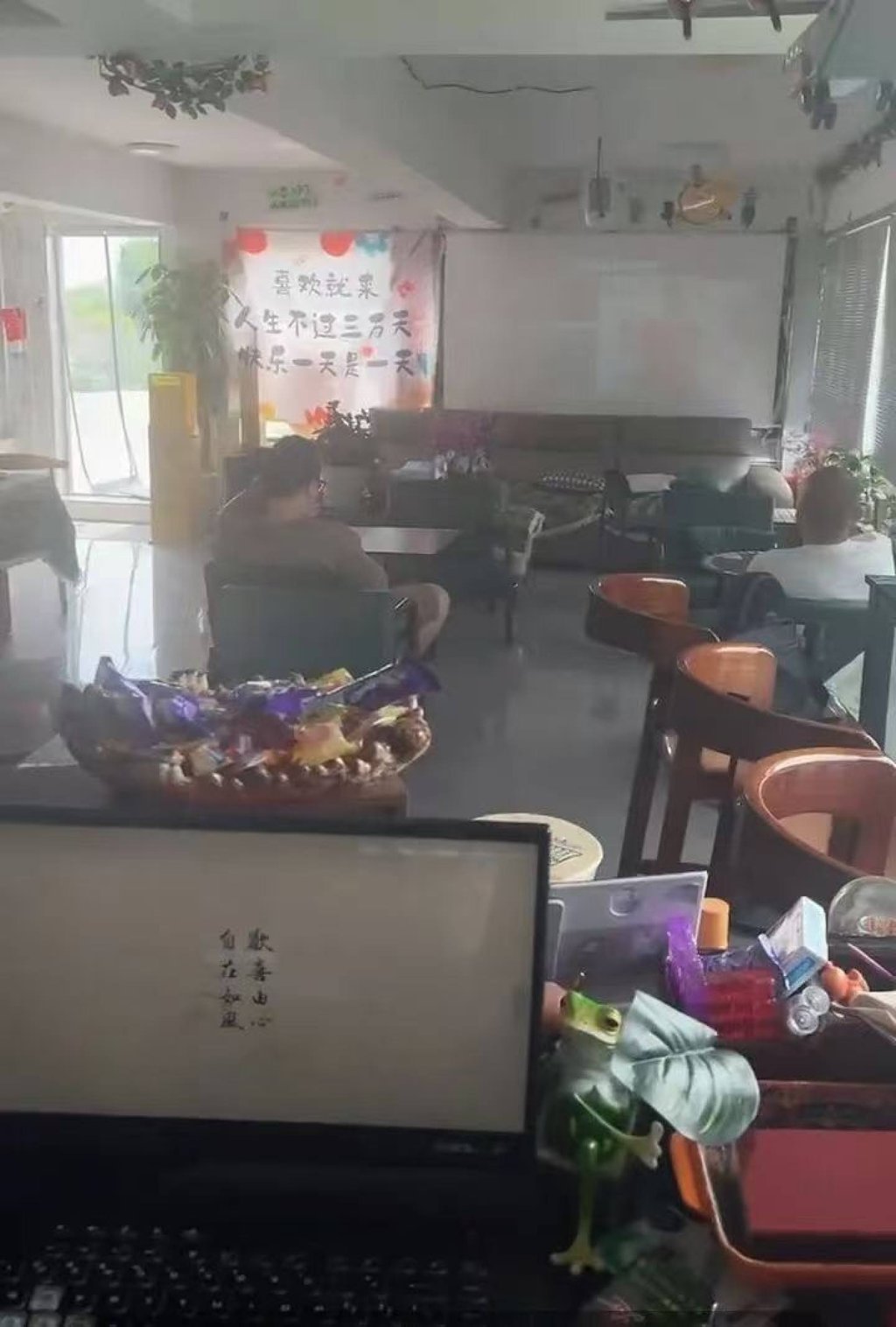 Chinese coffee shop owner has lonely start to World Cup, fan kisses ...