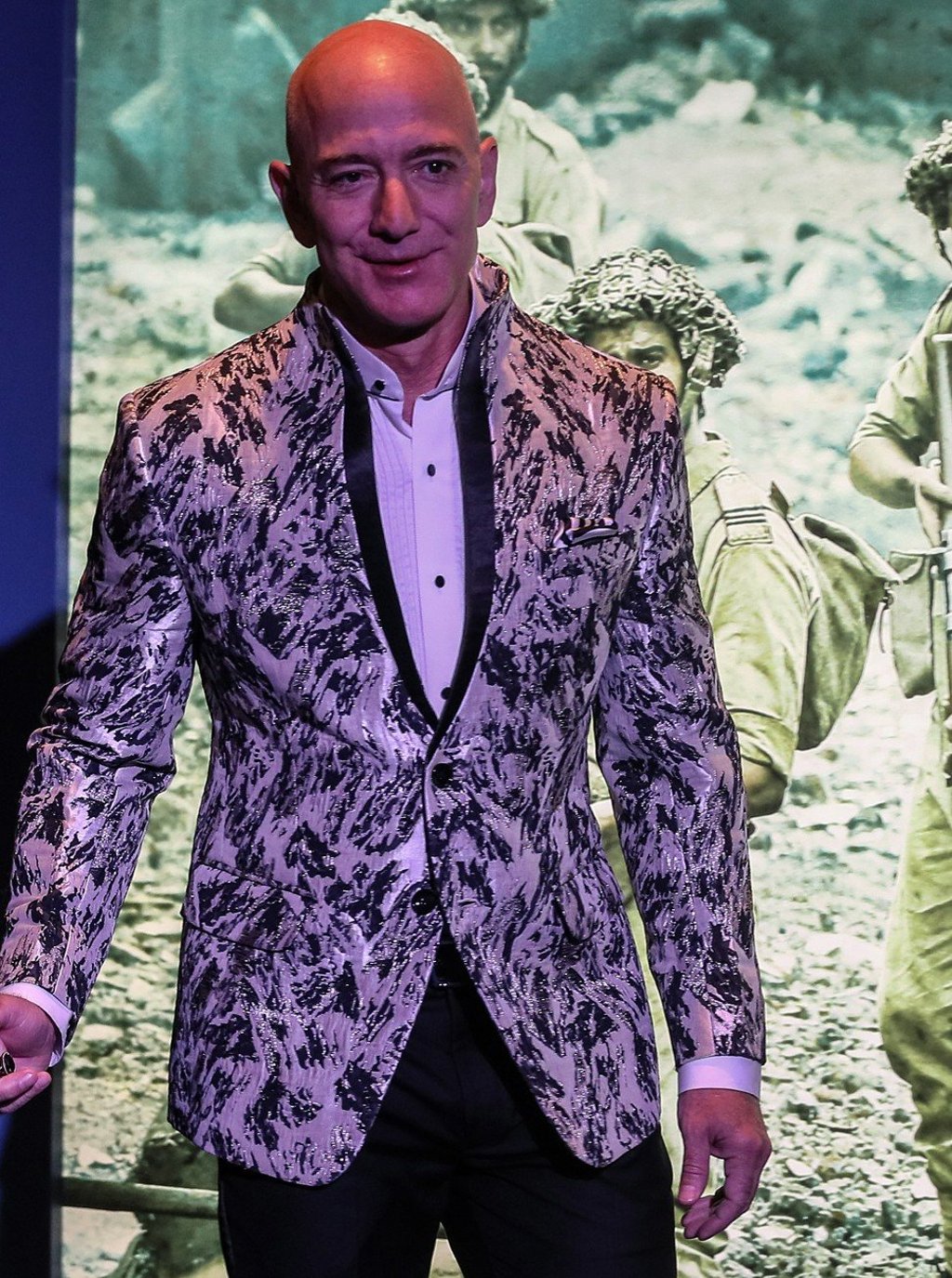 Jeff Bezos makes a wild fashion statement with girlfriend Lauren ...