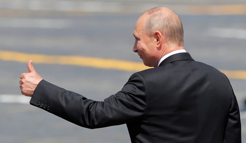 putin thumbs up