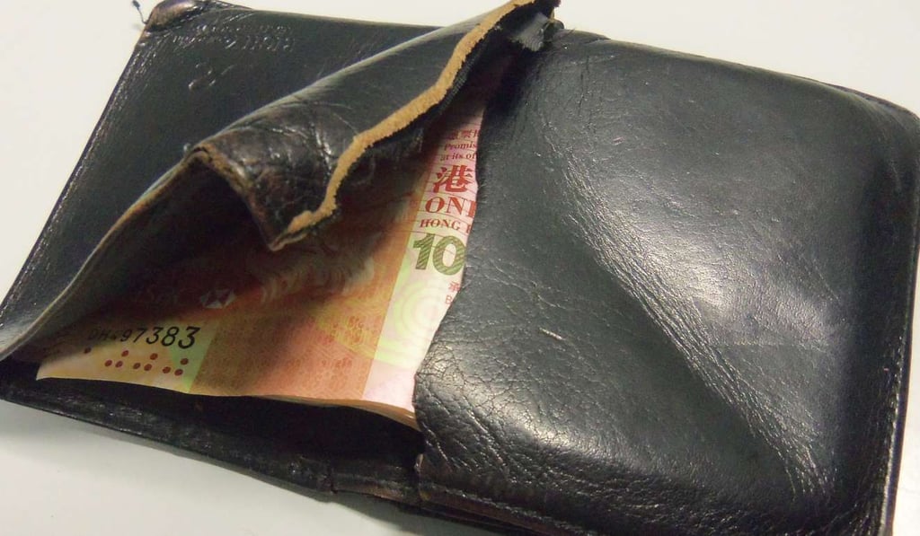 Thieves use razor blades to slash open pockets of Hong Kong bus ...
