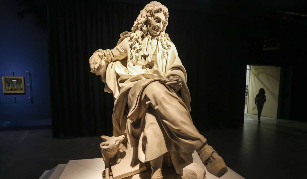 louvre museum features