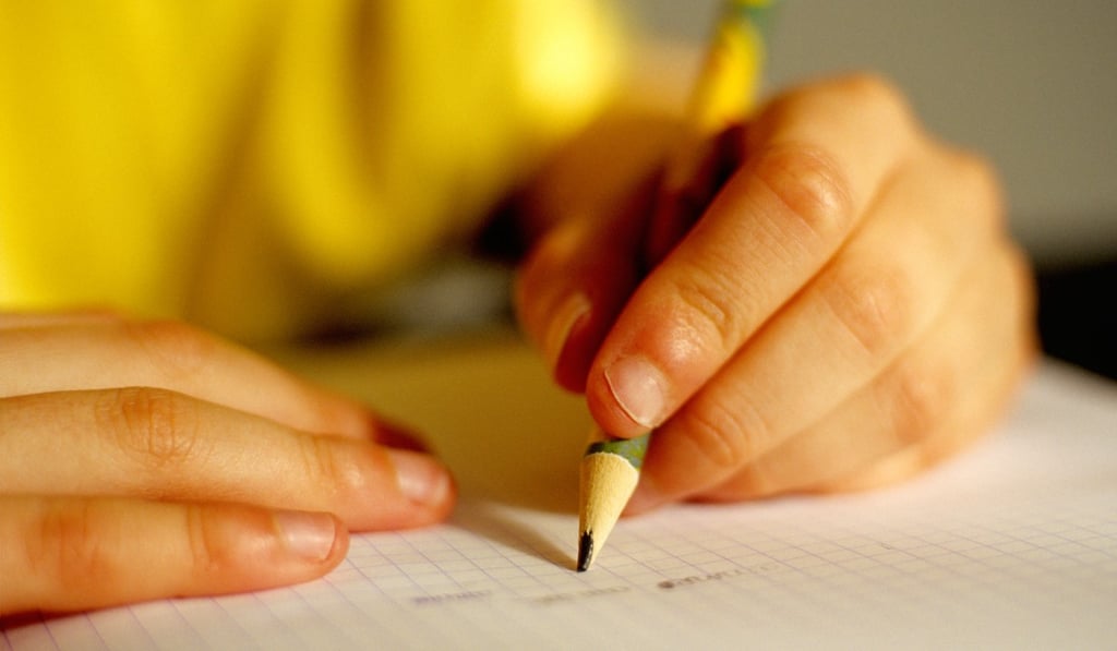 How can teachers help left-handed children in the classroom? Advice ...