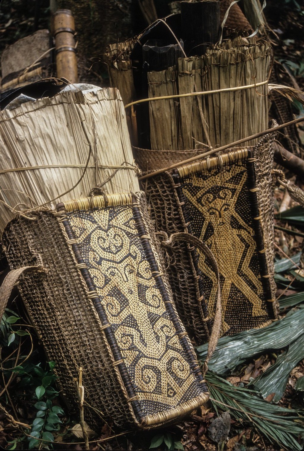 Blowpipes for handbags: Malaysia tribe driven from forest weave ...