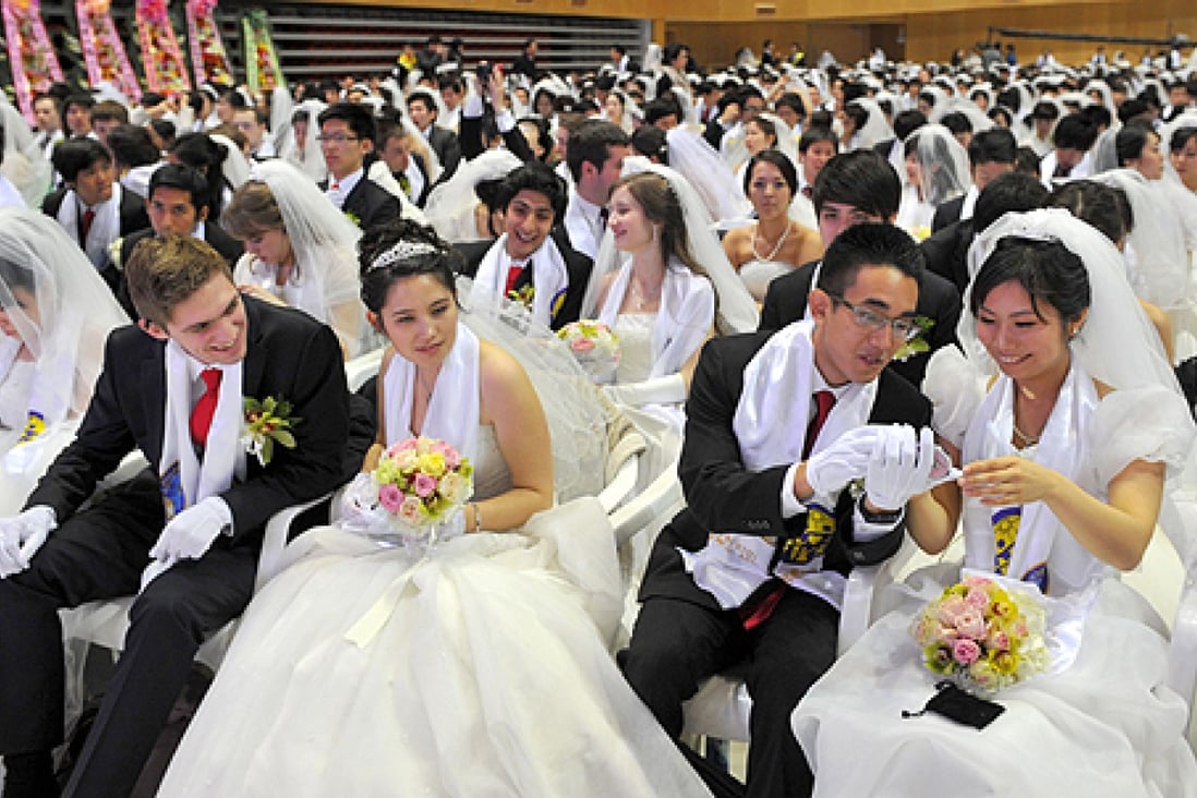 Thousands of 'Moonies' marry in first mass wedding after founder's ...
