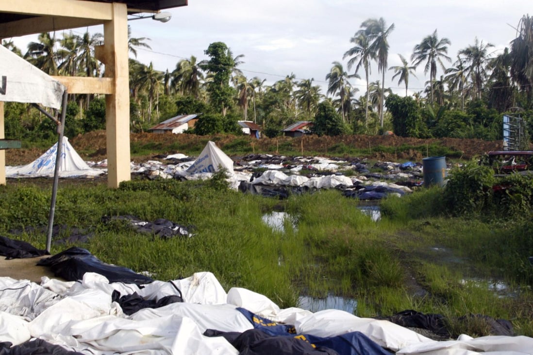 Corpses of 1,400 Haiyan victims still lie unburied in Philippines ...