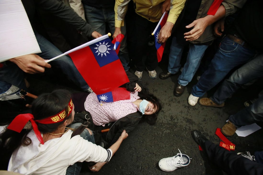 Scuffles erupt between rival Taiwan protesters near legislative ...
