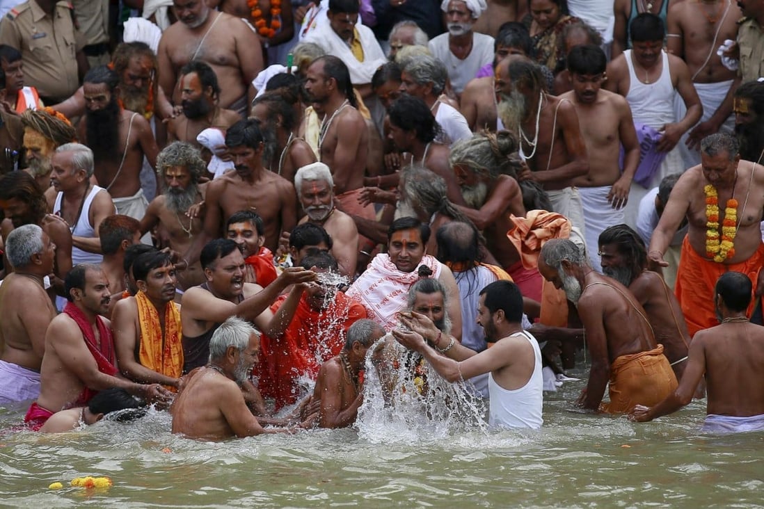 Tens of thousands of Hindu pilgrims flock to holy bathing site in India ...