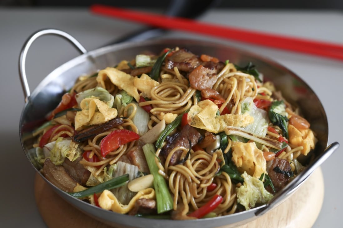 How to make chow mein with pork belly, dried shrimp and vegetables ...