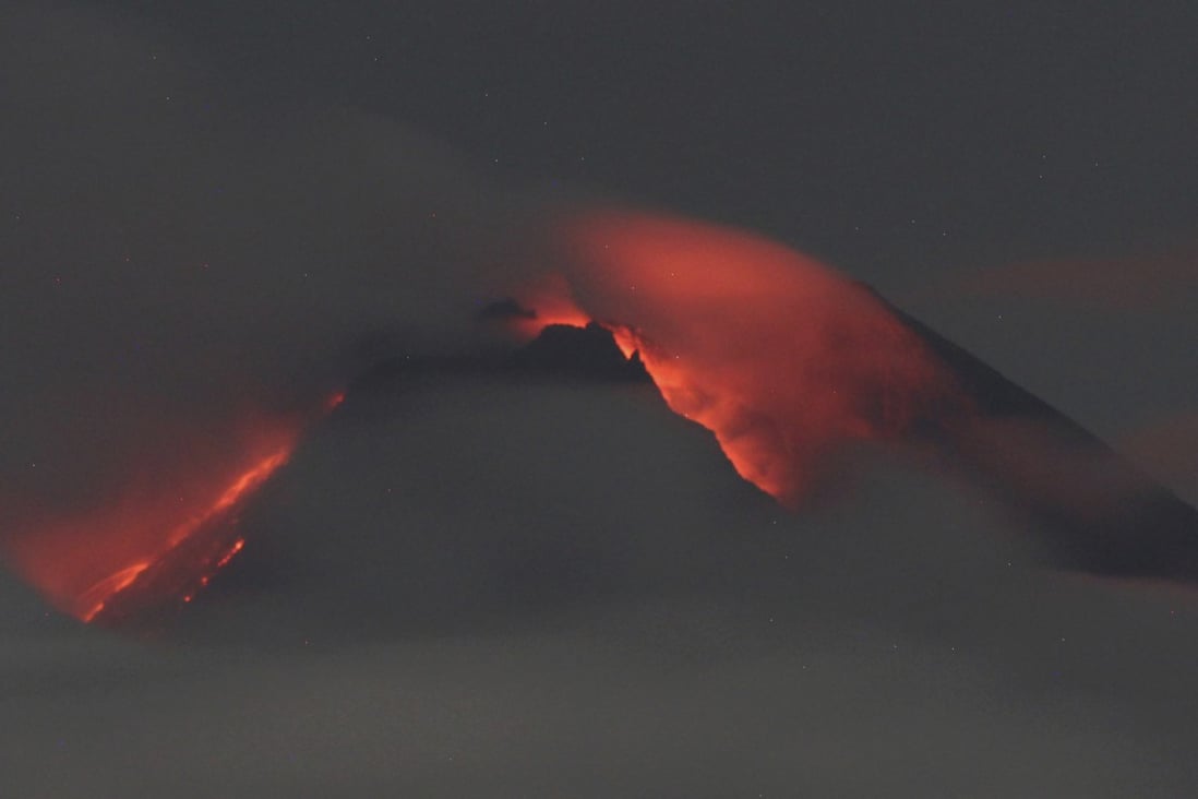 Indonesias Mount Merapi Volcano Unleashes Hot Ash Forcing Hundreds To