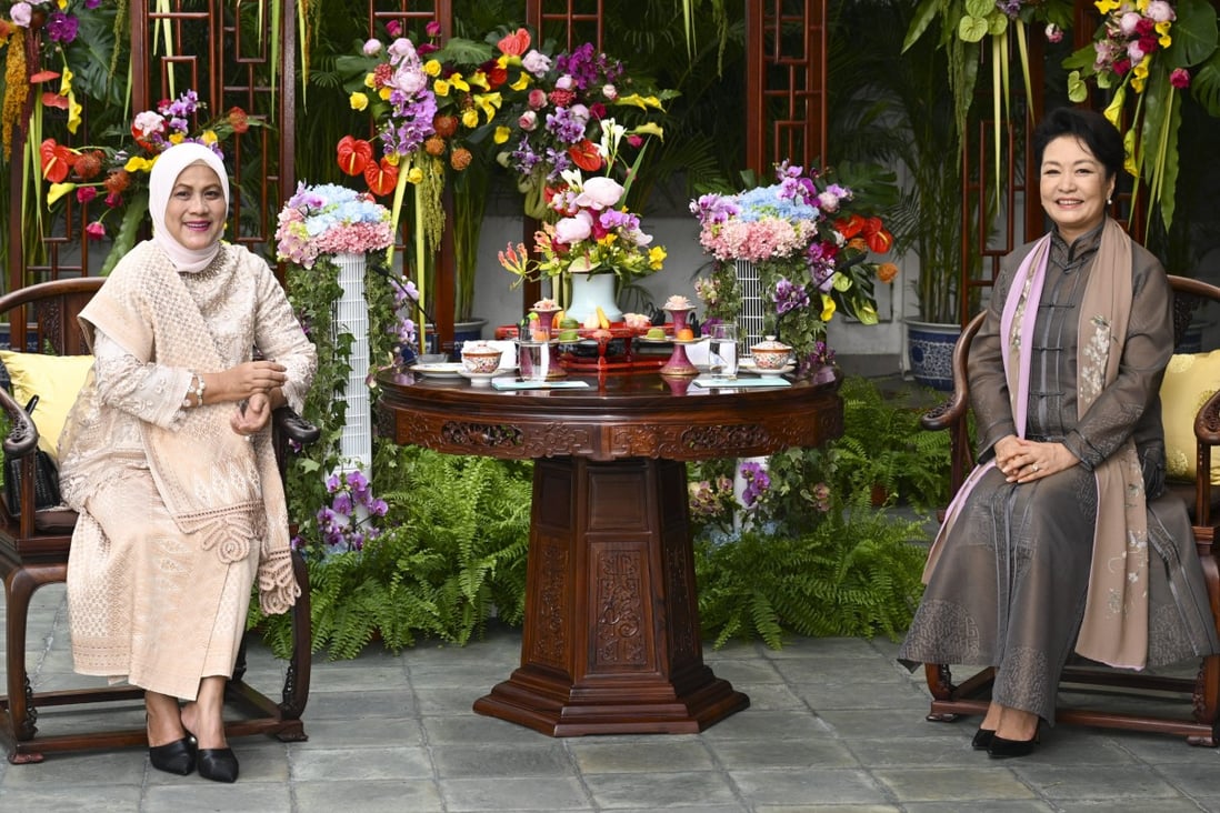 Chinese, Indonesian first ladies watch a folk music performance in ...