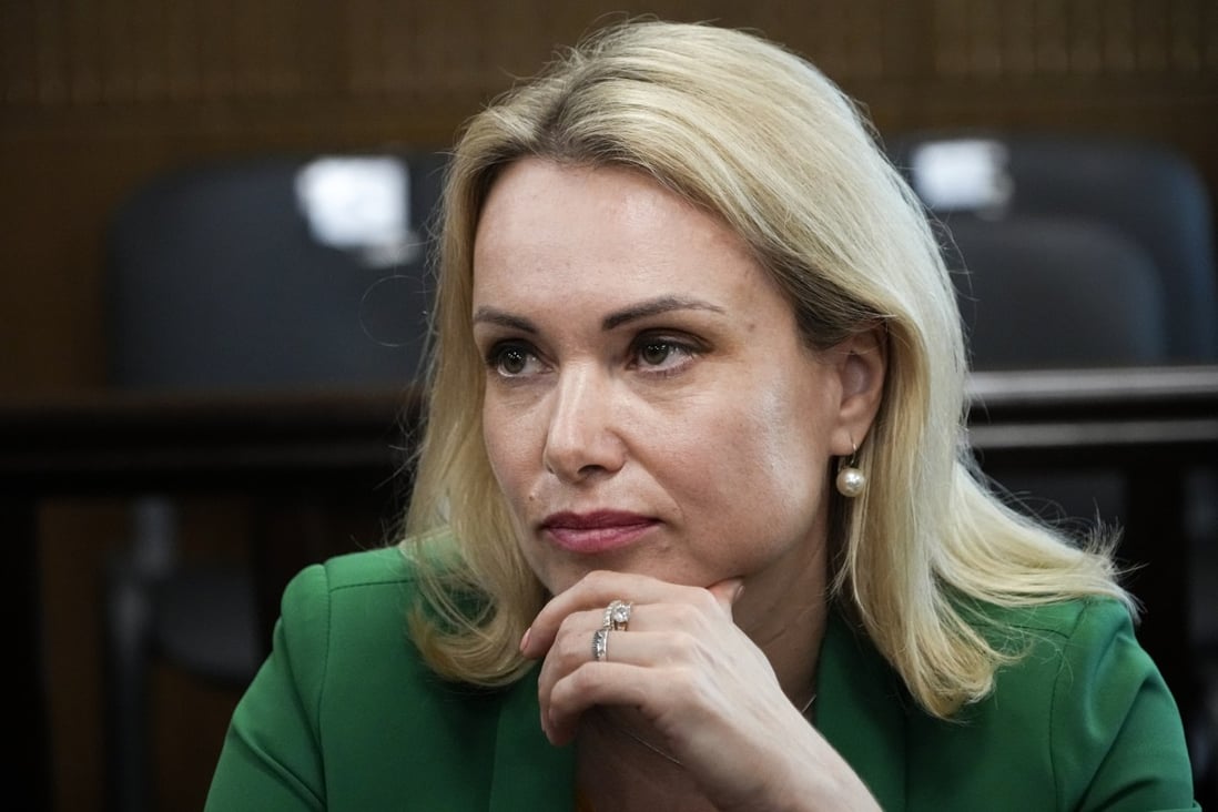 Russian journalist in TV protest fined again for discrediting army over ...