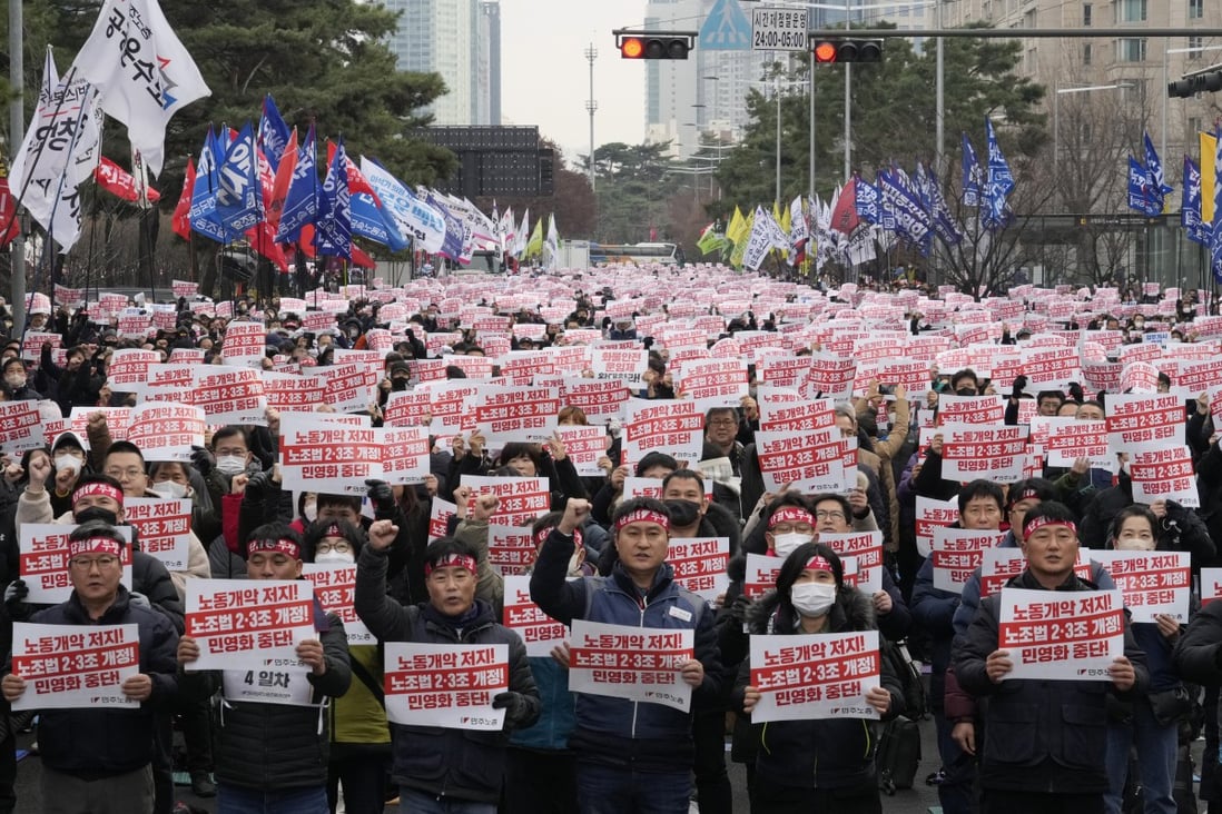 Thousands protest in South Korea in support of truckers ordered to ...