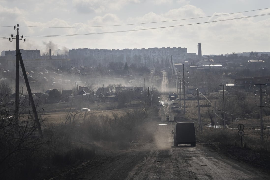 Ukraine war: people flee embattled town of Bakhmut on foot as Ukrainian ...