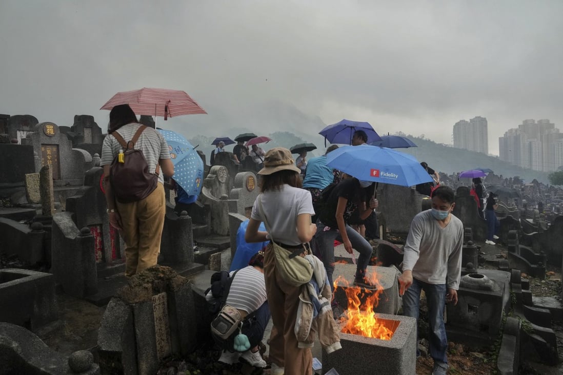 Ching Ming Festival: Hongkongers crowd cemetery for grave-sweeping ...