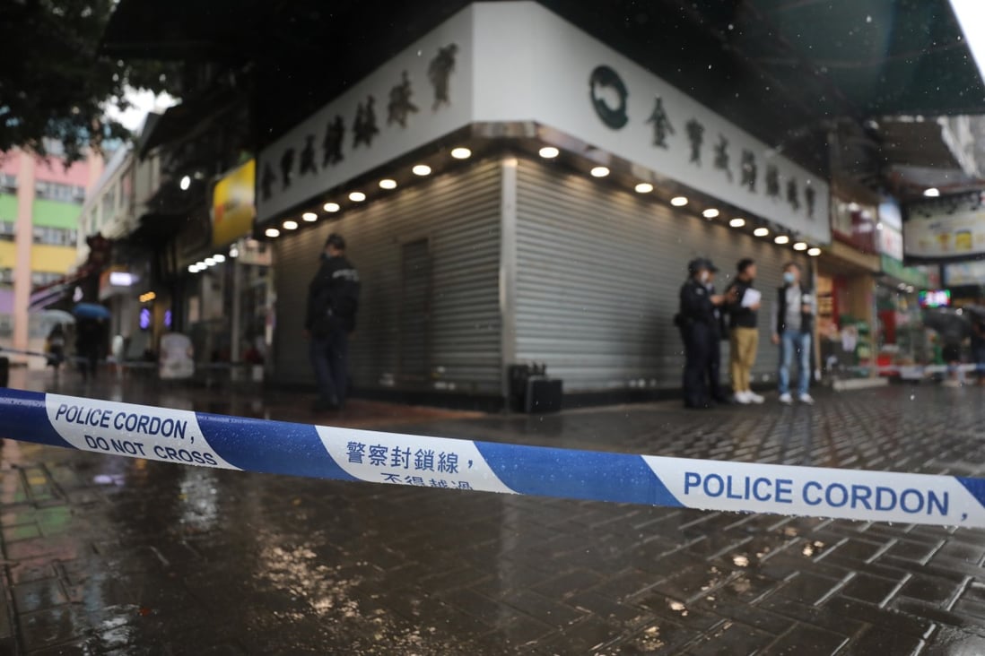 Hong Kong Police Hunt 4 In Hk 15 Million Watch Shop Robbery After 120