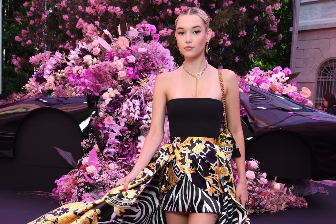 Is that Sarah Snyder? Instagram-famous model is spotted in the front ...