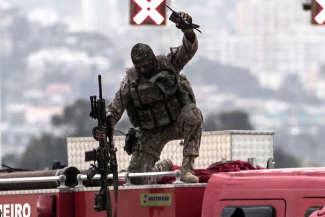 Sniper kills Brazil bus hijacker who held dozens hostage with toy gun ...