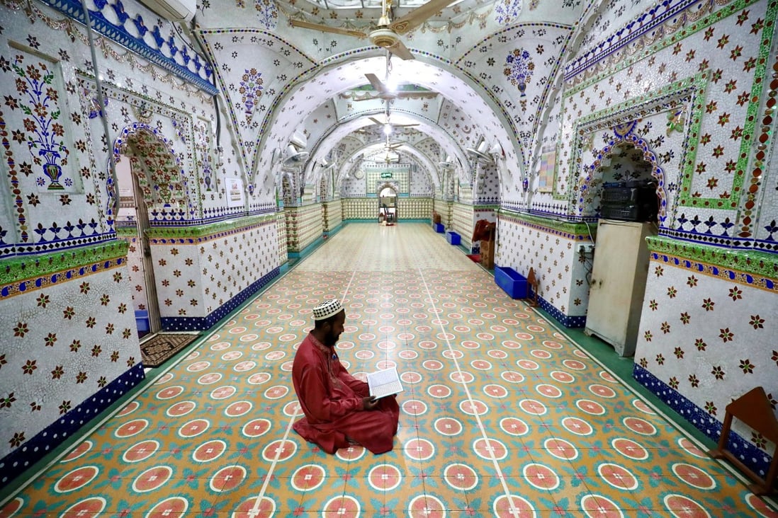 Coronavirus: mosques across Asia deserted during Ramadan, but some ...