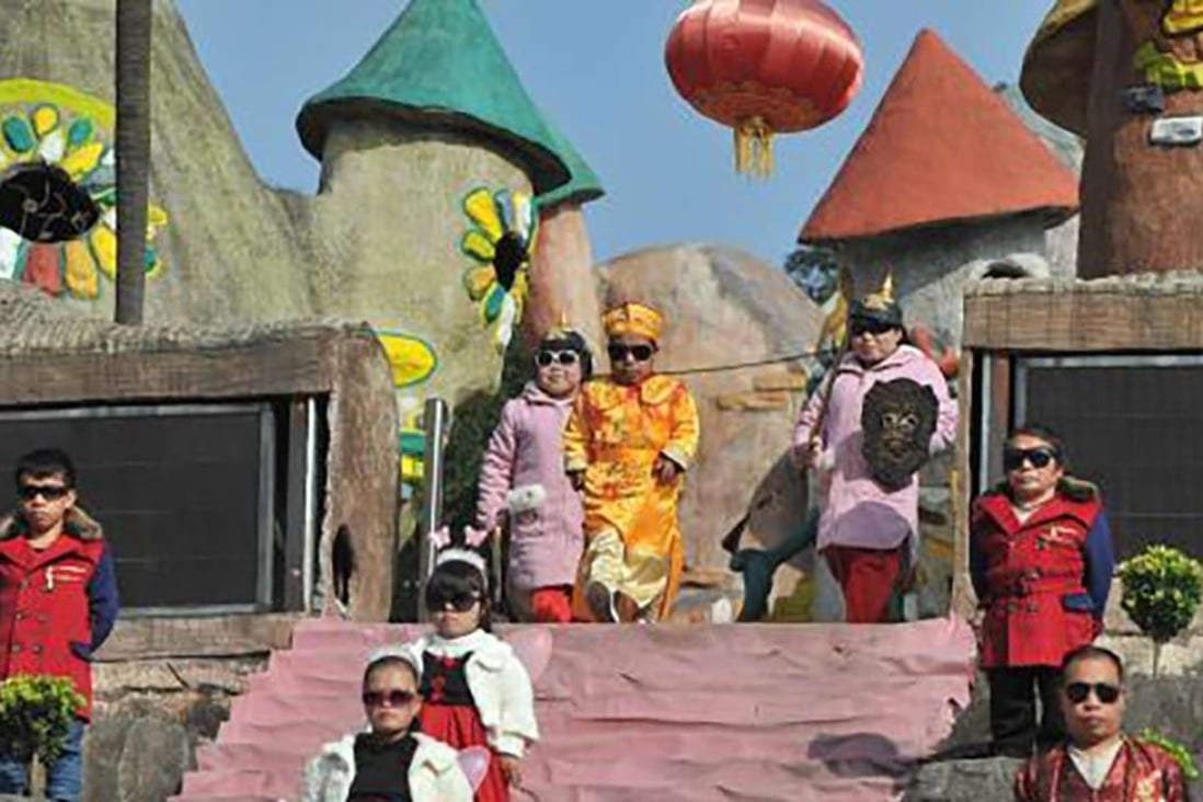 Chinese dwarves say ‘little people’ theme park allows them equality and ...