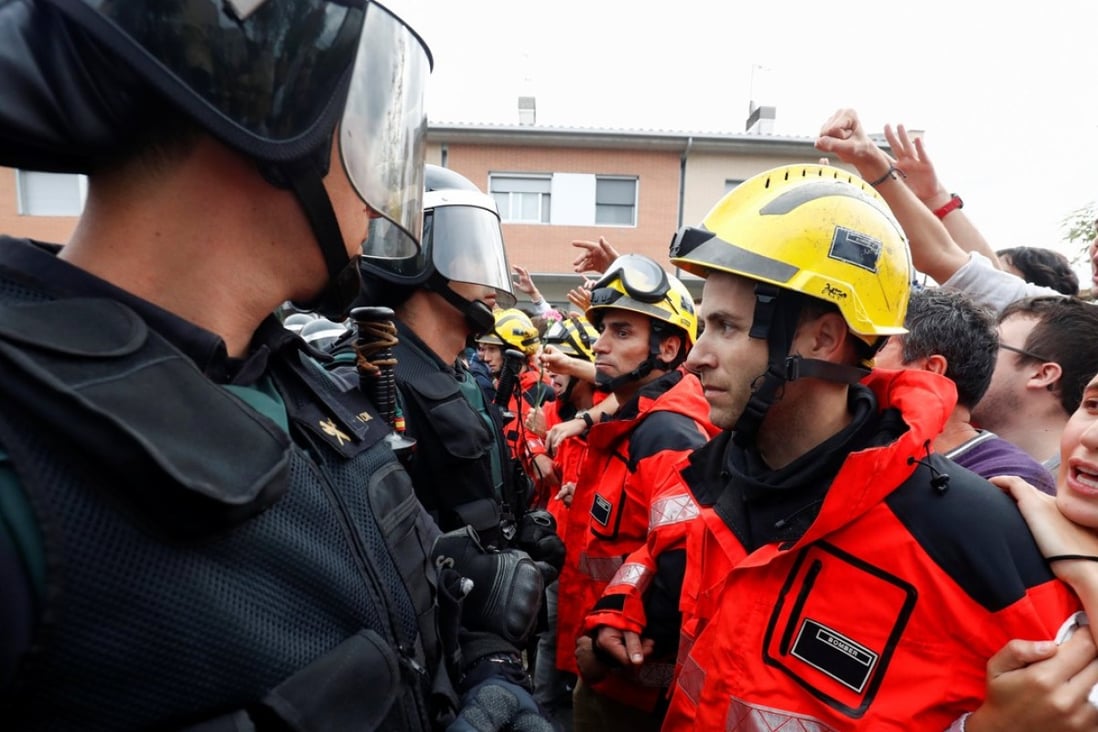 Police vs firefighters: officers clash in defining images of Catalonia ...