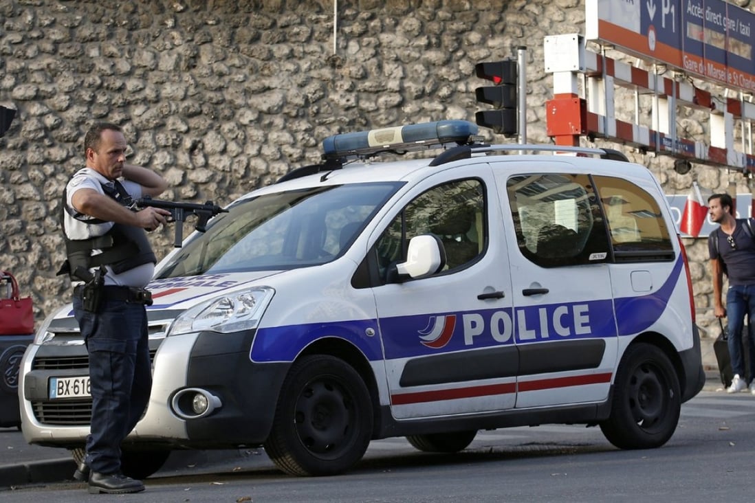 French gunmen shoot at young people and try to corner responding police ...