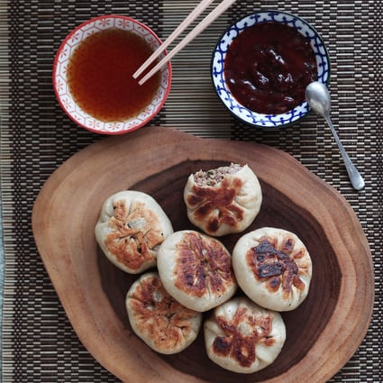 How to make pan-fried juicy meat and spring onion buns, including the ...