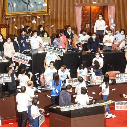 Scuffles over Taiwan law change to clear former president Chen Shui ...