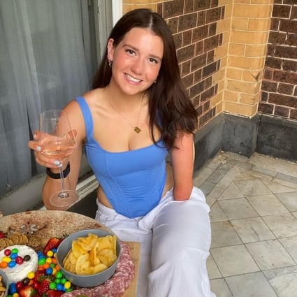 Singapore Airlines says sorry for forcing one-armed woman to switch ...