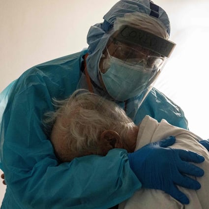Photo of US doctor Joseph Varon comforting elderly Covid-19 patient ...