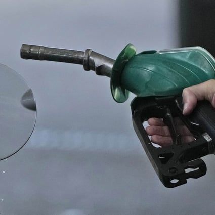 With fuel pumps still dry, Britain brings in the army | South China ...