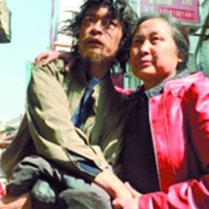 Chinese homeless man reunited with family after decade on streets ...